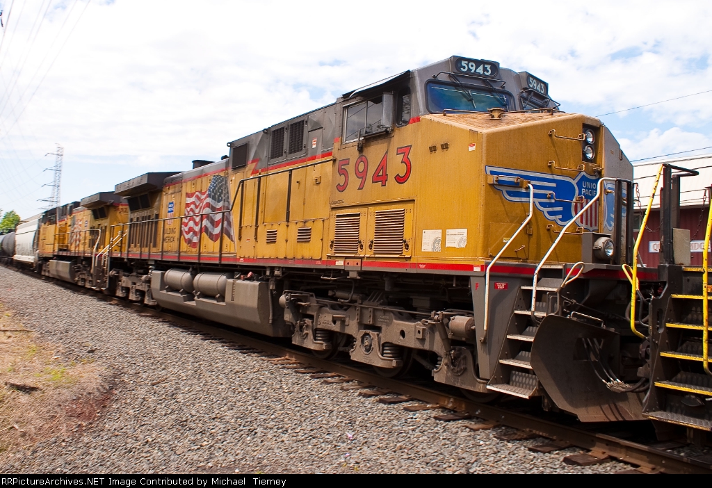 NS 68Q with a Dash 9 and 2 UP ac44s